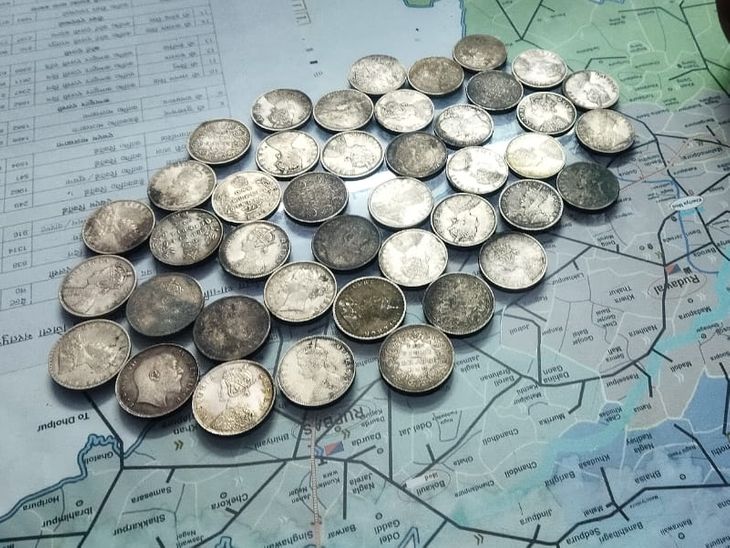 The urn full of coins found in the excavation of the temple | मंदिर की ...