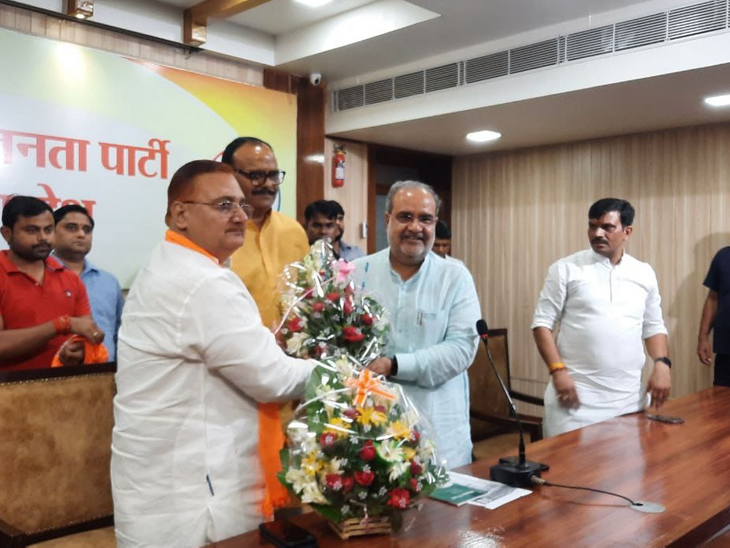 UP - Former MLA Umesh Pandey joins BJP, Targets SP candidate of Ghosi ...