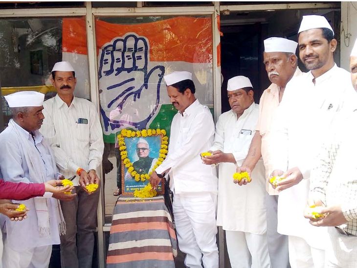 Dr. Former mayor paid tributes to Hardikar on his death anniversary ...