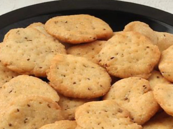 Leave flour dishes, make sesame-millet mathri | रसरंग में देश-दुनिया के ...