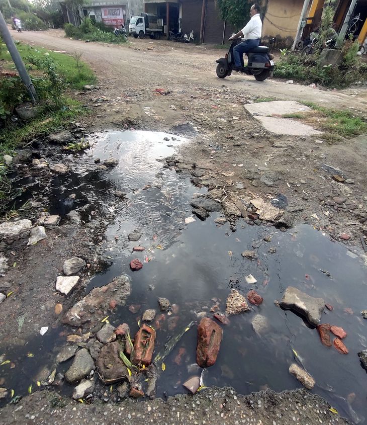 People of many areas are forced to get out of sewerage water for months ...
