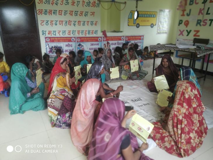Chief Minister distributed Rakshabandhan congratulatory message sheets ...