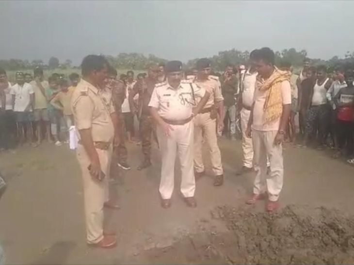 In Begusarai, the police dug up the dead body | बेगूसराय में पुलिस ने ...