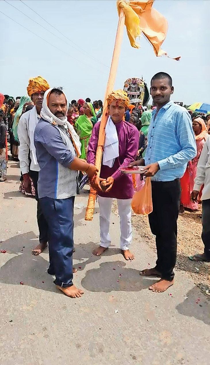 Flag hoisted on Gusai ji temple, wished for happiness and prosperity ...