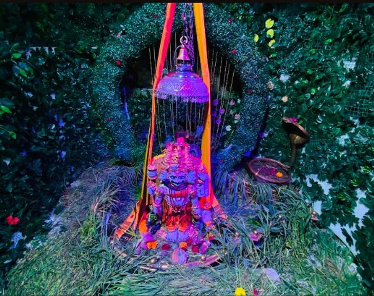 Sawan's last Monday today: Baba Dharnath was decorated in Datta form ...