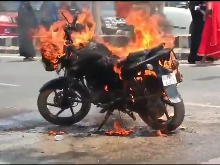 A moving bike caught fire on MG Road in Agra. | आगरा में एमजी रोड पर ...