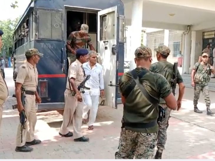 Nawada jail break main accused Ashok Mahato produced in court in sheikhpura | नवादा जेल ...