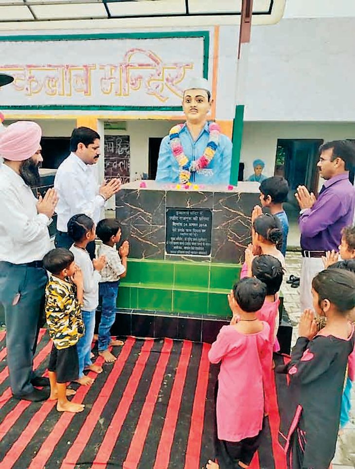 Shaheed Rajguru's birthday celebrated in Inquilab Mandir | इंकलाब मंदिर ...
