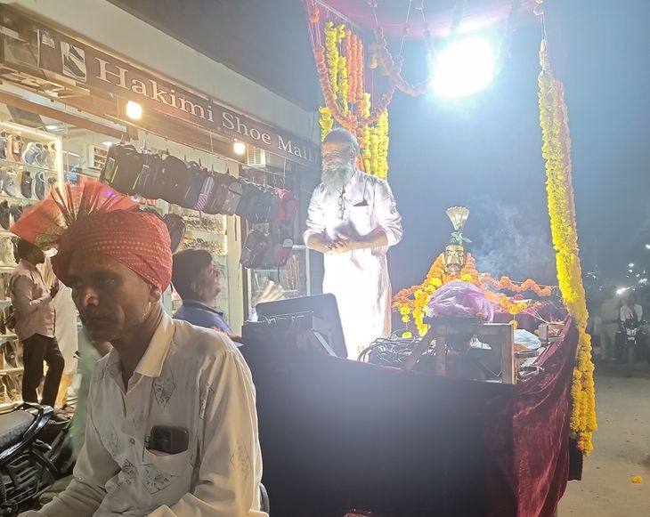 Kashi Vishwanath ride taken out on last Monday | अंतिम सोमवार को निकाली ...