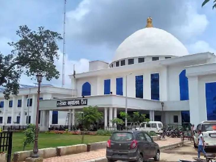 Rewa collector gave show cause notice to 5 officers | समय सीमा में ...