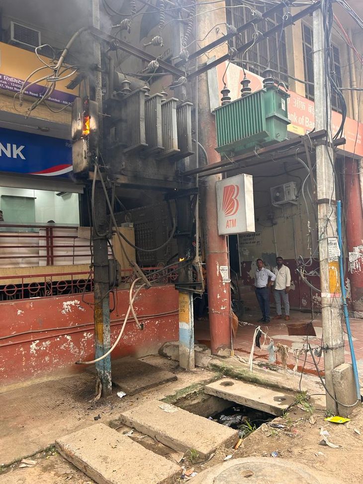 Transformer caught fire, light disappeared | ट्रांसफार्मर में लगी आग ...