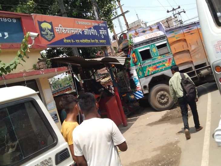 Truck rammed into Munger's Safiabad police station...outer shed damaged ...