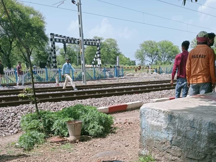 Bike collides with Navyug Express train in Lalitpur | ललितपुर में नवयुग ...