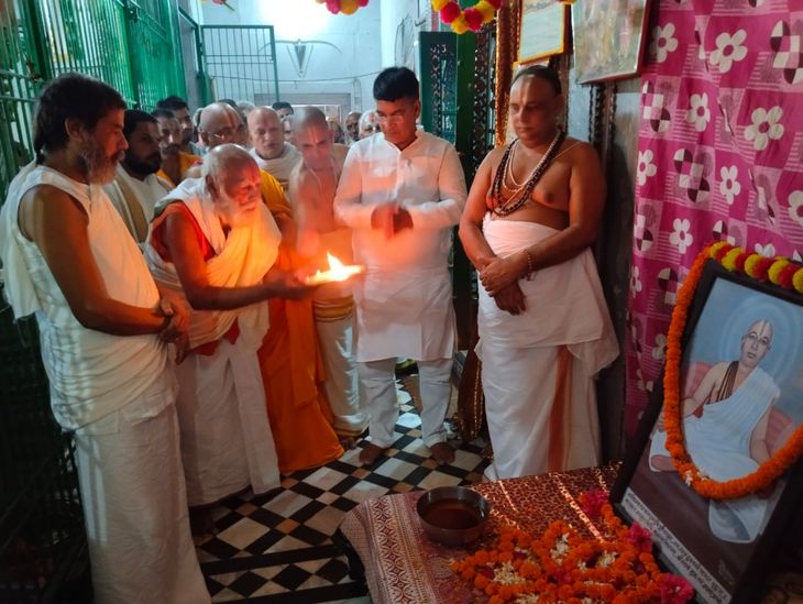 Well-being is possible only by remembering the Guru: Prapannacharya Ji ...
