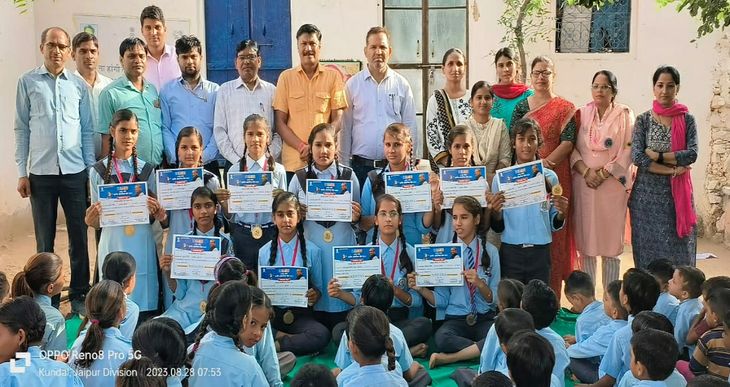 Honor of the winning Kundal team of cricket in the Rural Olympic Games ...