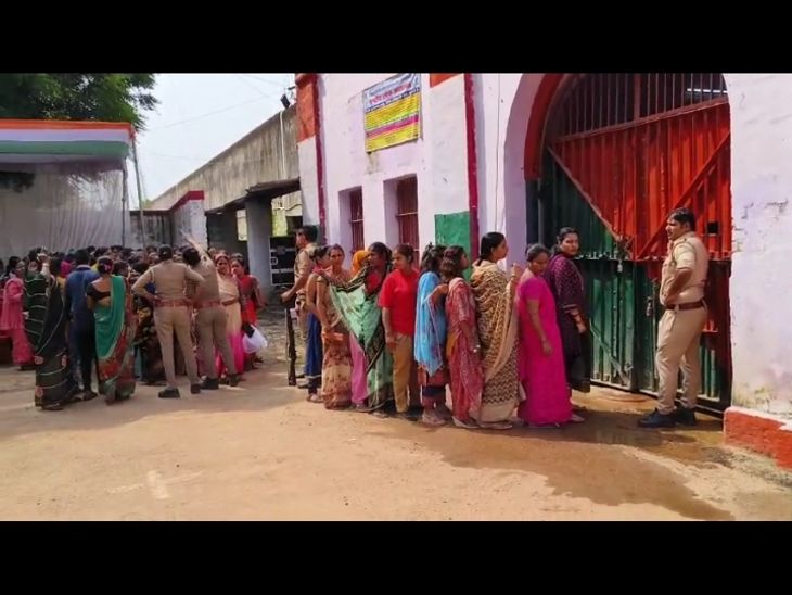 Rakshabandhan being celebrated with pomp in Rae Bareli District Jail ...