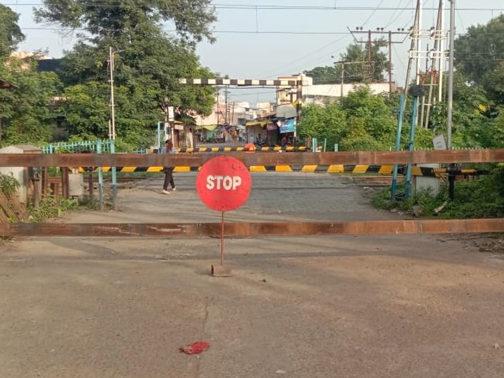 Nepanagar's Matapur Bazar railway gate, which has been operating for ...