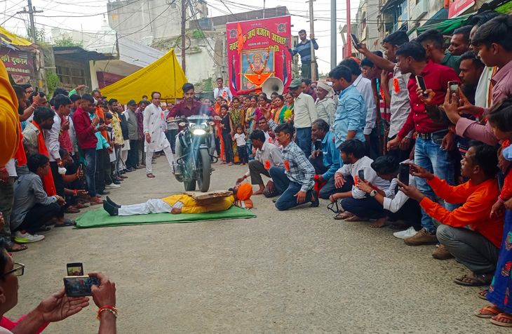 Bike ran over wrestler's chest, showed stunts with sticks | पहलवान के ...