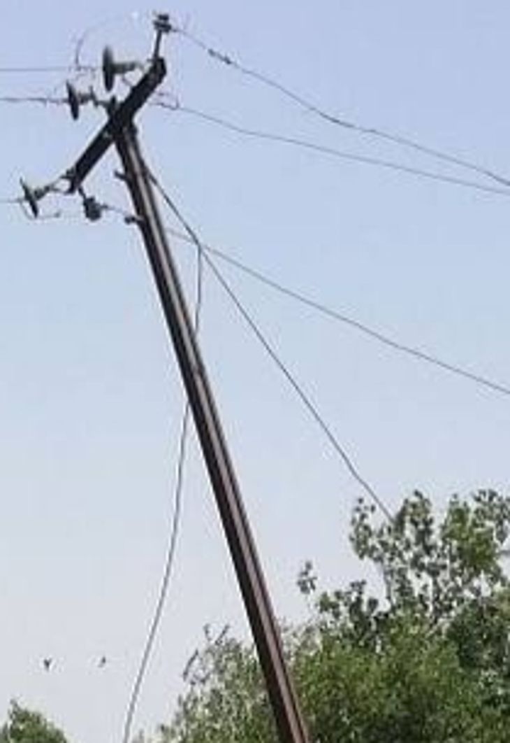 33 KV wire adjacent to 11 KV line due to bending of pole, electricity cut off | पोल झुकने से 33 ...