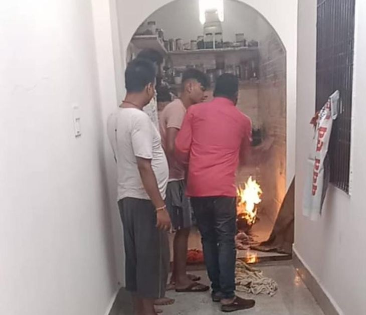 Cylinder fire in bank manager's house, major accident averted | बैंक मैनेजर के घर में सिलेंडर ...