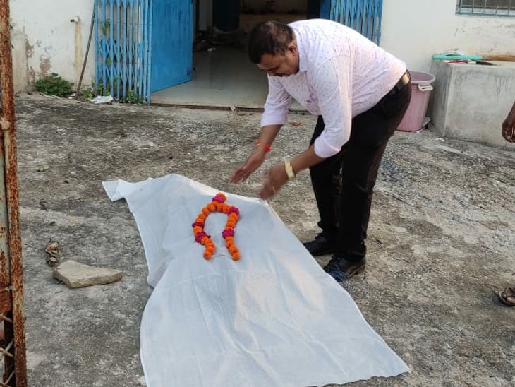 cremation of unknown dead body with respect | अज्ञात शव का अंतिम ...