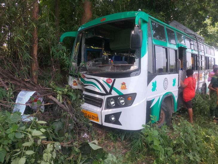 Bus hits tree after tire burst in Raigarh, passengers suffer minor ...
