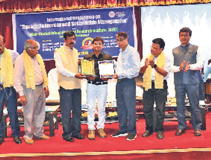 Dr. Mohd. Mansoor Alam received the Eminent Young Scientist Award | डॉ ...