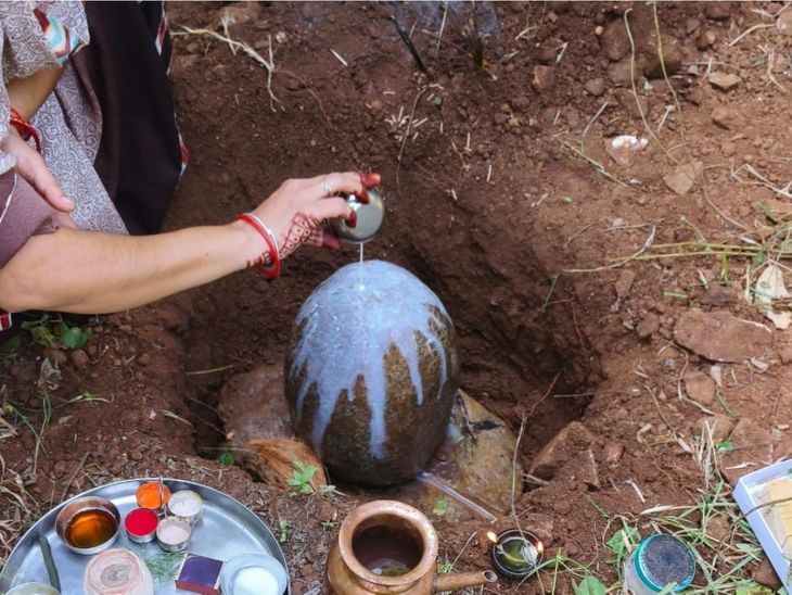 Shepherd found Shivling in hanging tree