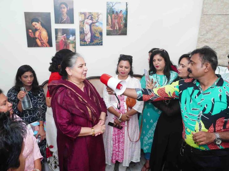 Teachers were honored before Teacher's Day in Indore | इंदौर में वरिष्ठ ...