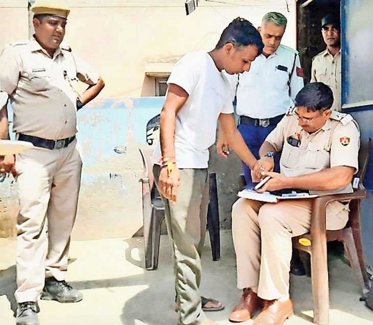 25 drivers also fined for not following rules | 25 चालकों पर भी नियम ना ...