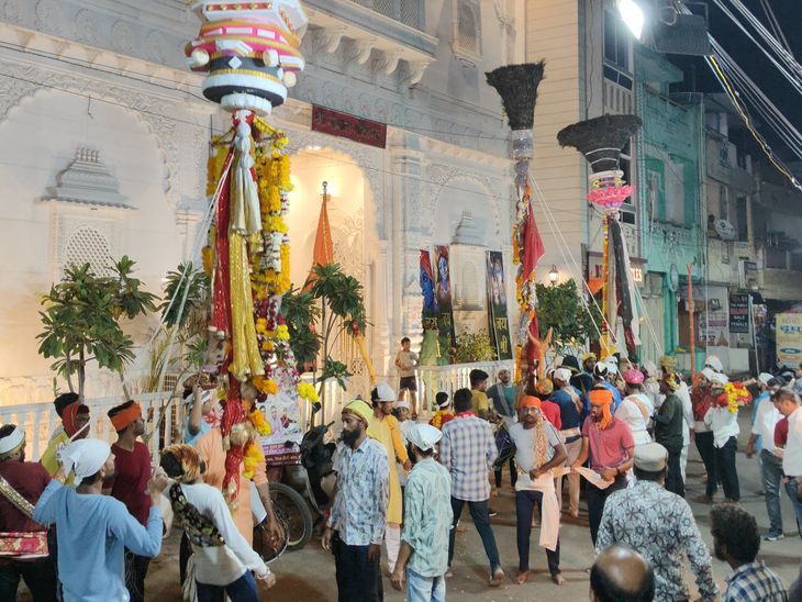 Goga Dev Ji's stick was worshiped in Mahu | महू में हुआ गोगा देव जी की ...