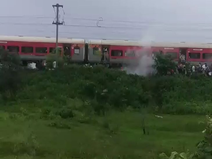 Smoke came out from the bogie of Prayagraj Express | प्रयागराज ...
