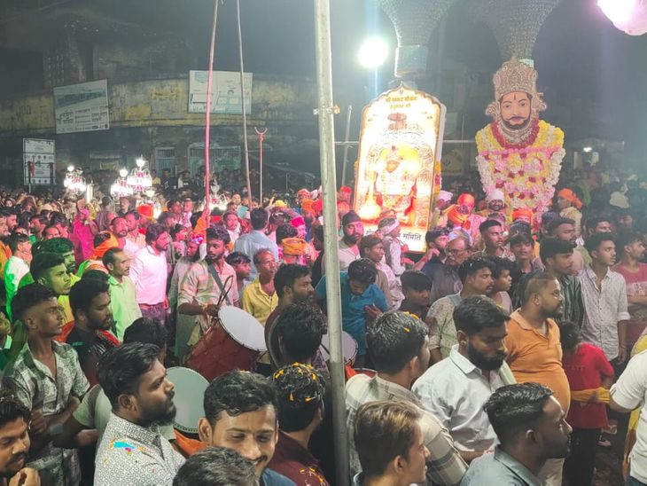 Barwani- Valmiki Samaj organized a walking ceremony with Gogaji Maharaj ...