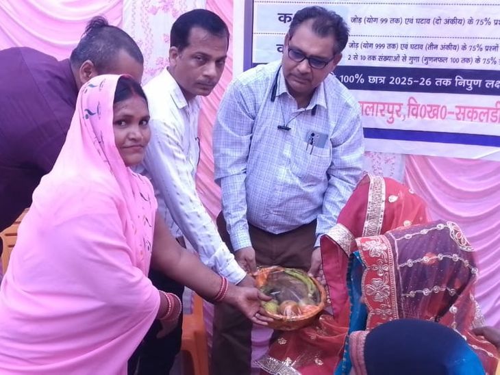 Jan Chaupal of officers organized in Badhwal Khas of Chandauli | चंदौली ...