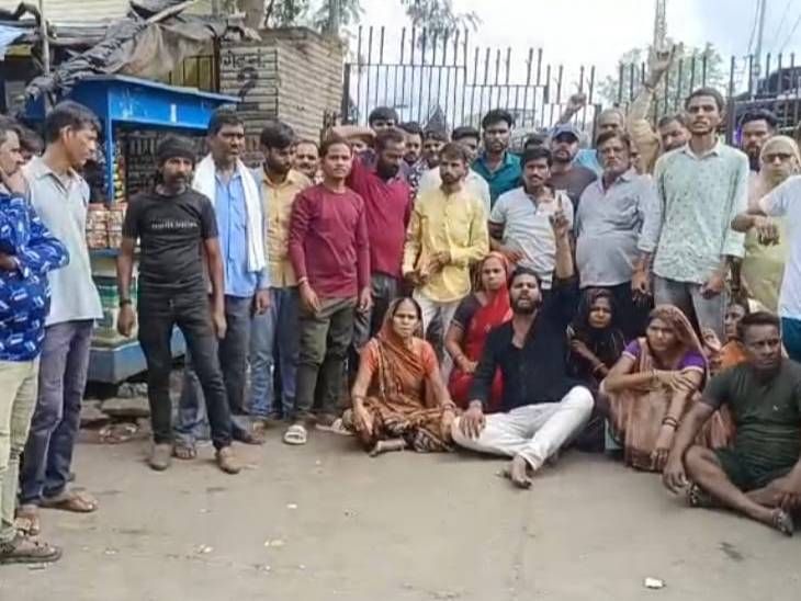 Mandi gate locked, demand of compensation of twenty lakhs | दीवार ढहने ...