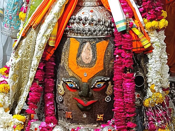Adornment of Lord Mahakal by offering the silver crown of Sheshnag and ...