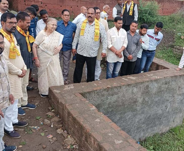 Former Lok Sabha Speaker Mahajan came to Depalpur, visited Mangleshwar ...
