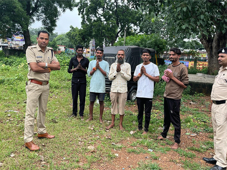 Dozens of officers including IPS entered the secret streets of Raipur