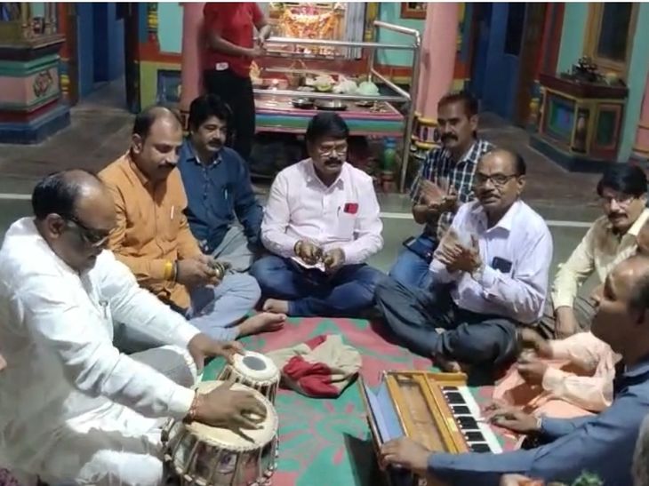 Betul MP's new style. He was seen hitting the tabla. Played the tabla ...