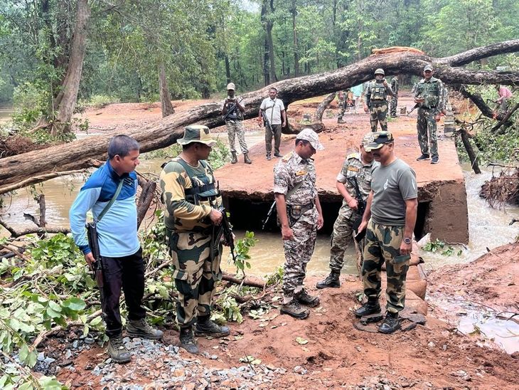 SP Divyang reached extreme Naxalite area by bike, soldiers were boosted ...