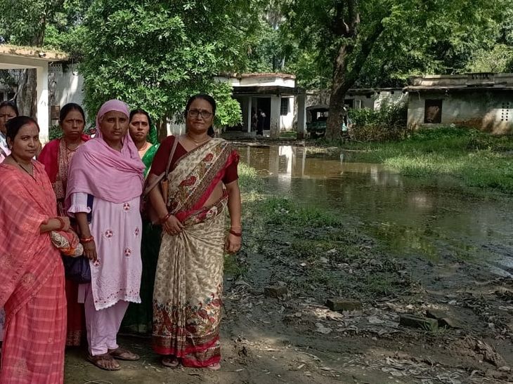 Anganwadi workers demonstrated in the block development office ...