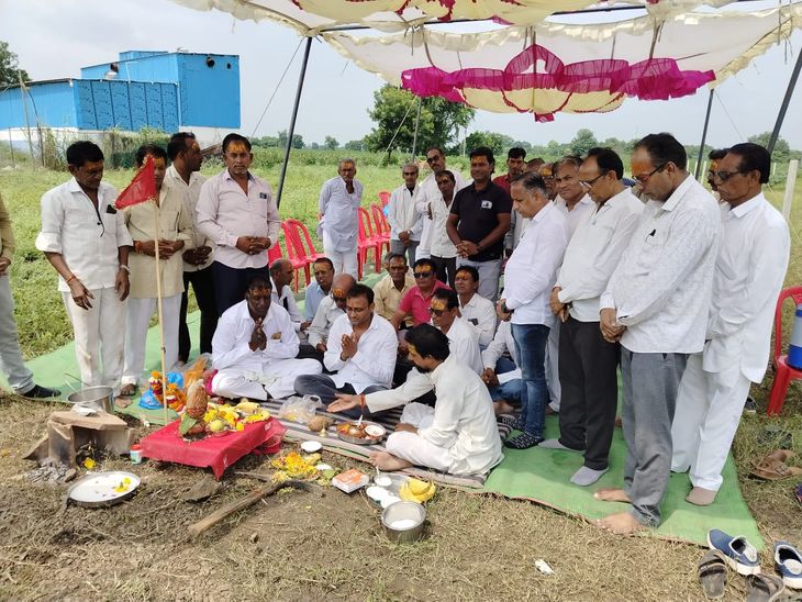 MLA performed Bhoomi Pujan of the community building to be built at a cost of Rs 4 lakh. | चार ...