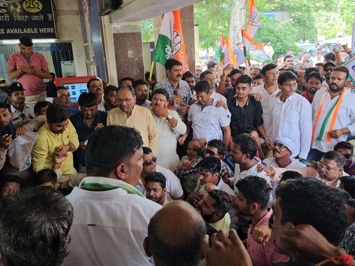 Congressmen arrived at Pendra Road railway station to stop the train ...