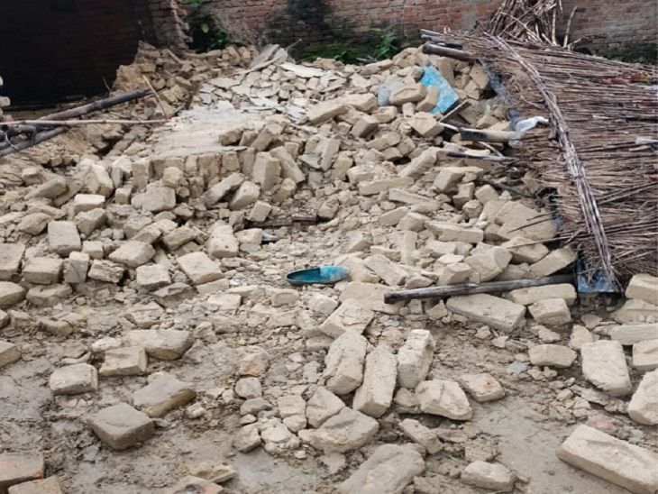 Mud wall collapsed due to rain in Lakhampur Kheri | लखीमपुर खीरी में ...
