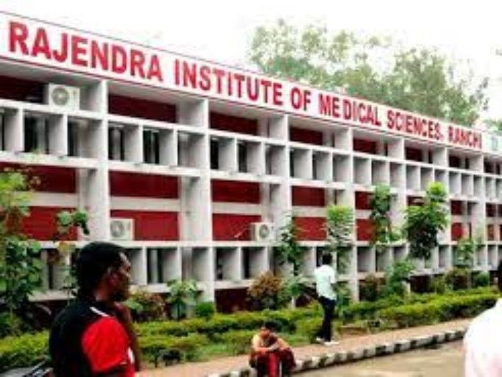 People meet Pooja Singhal without permission | पूजा सिंघल से बिना ...