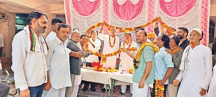 Welcome of Bhoomi Vikas Bank Chairman Sadawat and Director in Mundwa