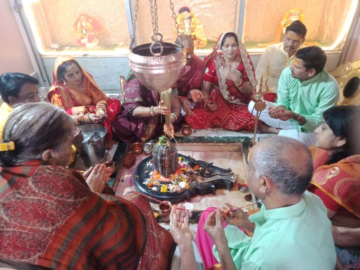 Salt shining Sahastradhara Rudrabhishek done in Pashupatinath temple ...