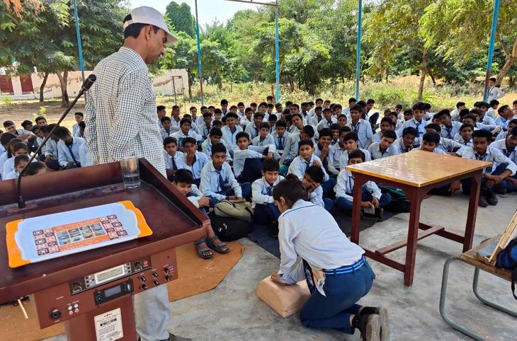 First aid training given in schools of Loharu and Dhigawa | लोहारू व ...
