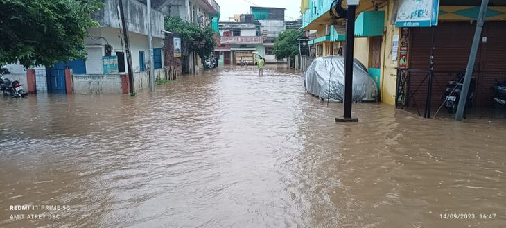 25 mm rain in Khargone, water entered houses in Sanawad | खरगोन में 25 ...