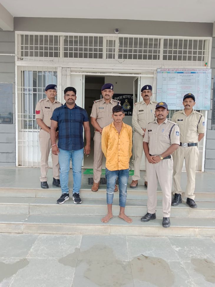 The accused ran away after breaking the lock of the gate of Tanda ...